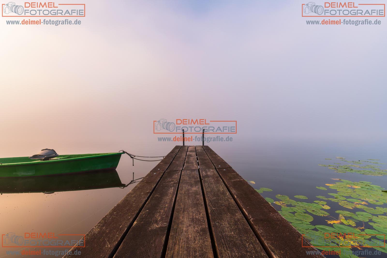 Steg mit Boot im Nebel | Deimel Fotografie
